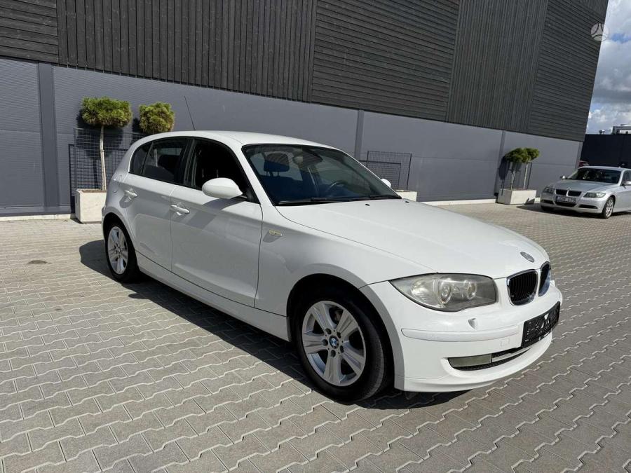 White BMW 120 2009 in Siauliai, with an engine capacity of 2.00 L and mileage of 270 thousand km for 3850 €, photo 4 on AUTOMOTO.COM.LV