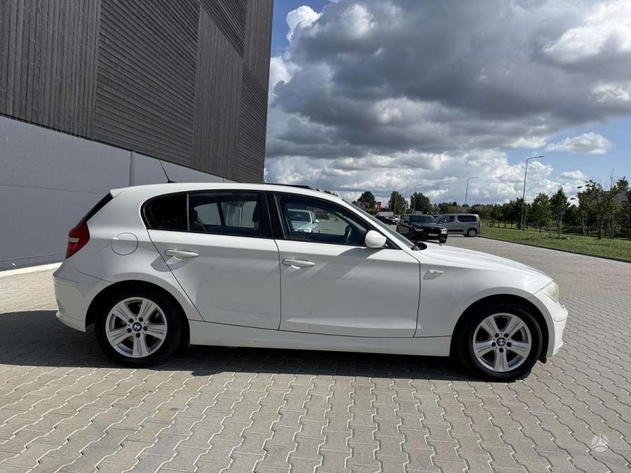 White BMW 120 2009 in Siauliai, with an engine capacity of 2.00 L and mileage of 270 thousand km for 3850 €, photo 5 on AUTOMOTO.COM.LV