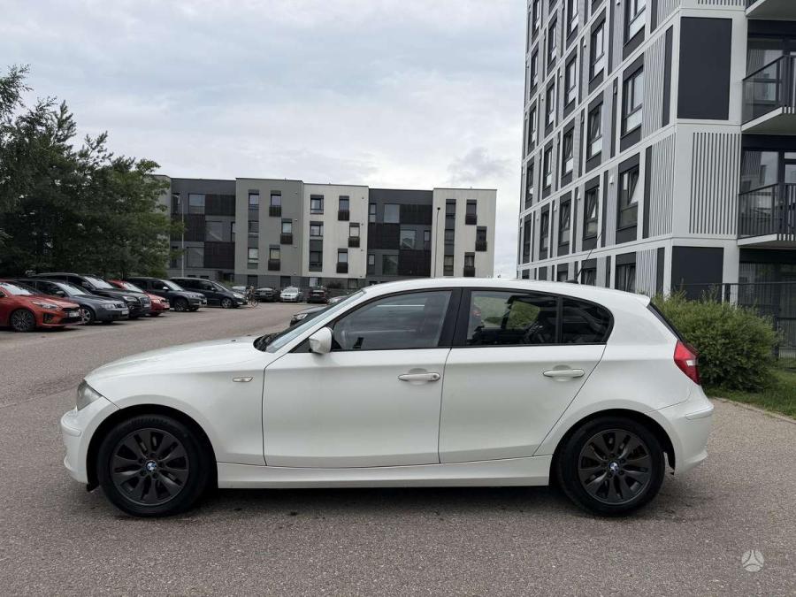 White BMW 120 2010 in Vilnius, with an engine capacity of 2.00 L and mileage of 275 thousand km for 2200 €, photo 9 on AUTOMOTO.COM.LV