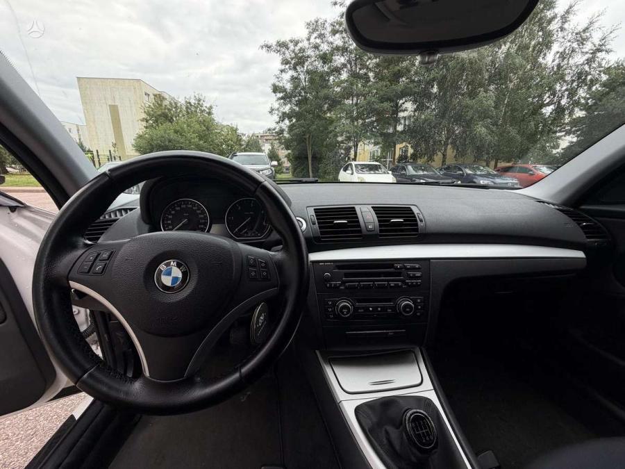 White BMW 120 2010 in Vilnius, with an engine capacity of 2.00 L and mileage of 275 thousand km for 2200 €, photo 11 on AUTOMOTO.COM.LV