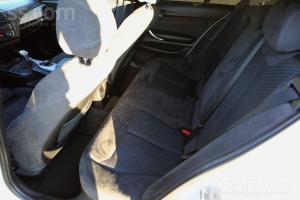 White BMW 120 2012 in Tukums, with an engine capacity of 2.00 L and mileage of 385 thousand km for 6890 €, photo 12 on AUTOMOTO.COM.LV