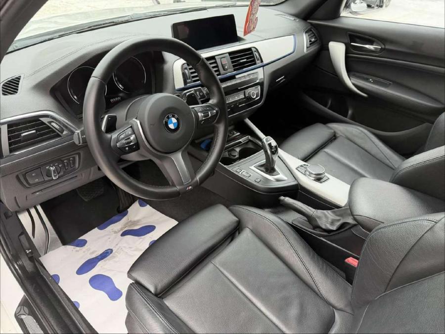 White BMW 120 2018 in Vilnius, with an engine capacity of 2.00 L and mileage of 176 thousand km for 13290 €, photo 8 on AUTOMOTO.COM.LV