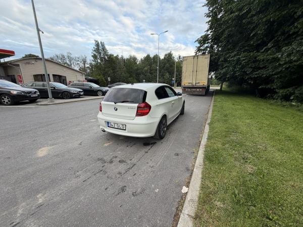 White BMW 120 2008 in Kohtla-Jarve, with an engine capacity of 2.00 L and mileage of 326 thousand km for 5500 €, photo 10 on AUTOMOTO.COM.LV