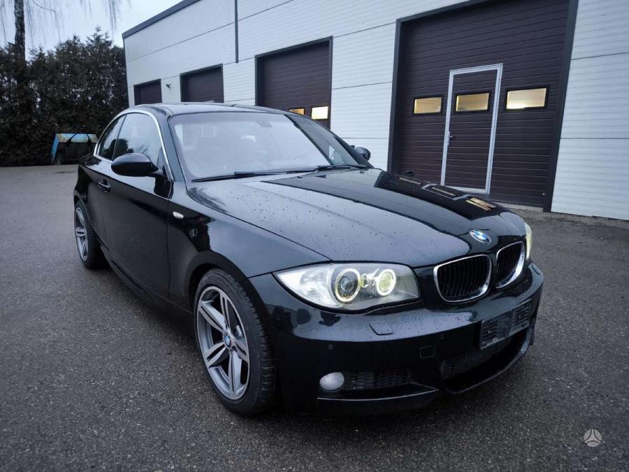 Black BMW 123 2008 in Utena, with an engine capacity of 2.00 L and mileage of 297 thousand km for 6350 €, photo 4 on AUTOMOTO.COM.LV
