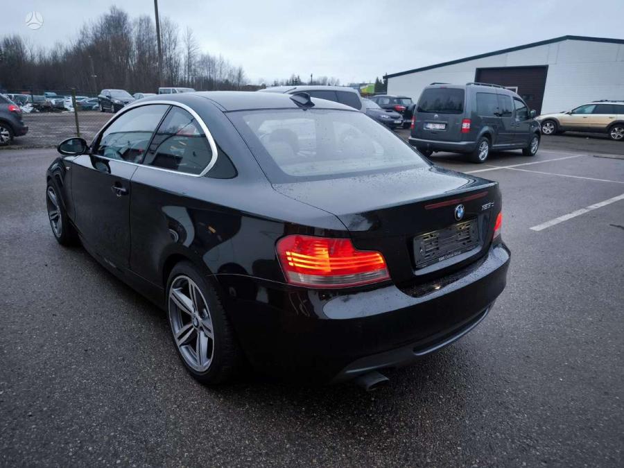 Black BMW 123 2008 in Utena, with an engine capacity of 2.00 L and mileage of 297 thousand km for 6350 €, photo 6 on AUTOMOTO.COM.LV