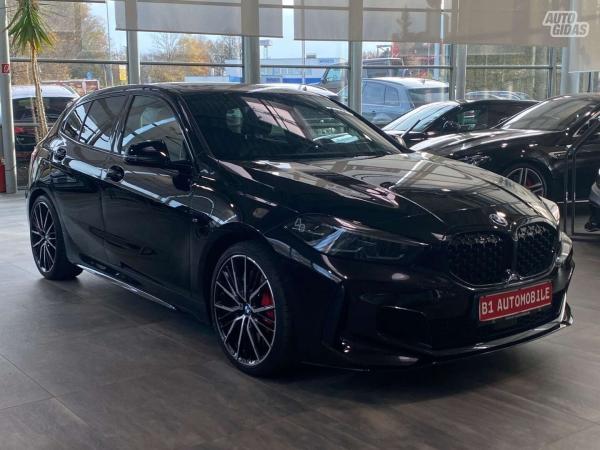 Black BMW 135 2022 in Kaunas, with an engine capacity of 2.00 L and mileage of 90 thousand km for 32691 €, photo 3 on AUTOMOTO.COM.LV