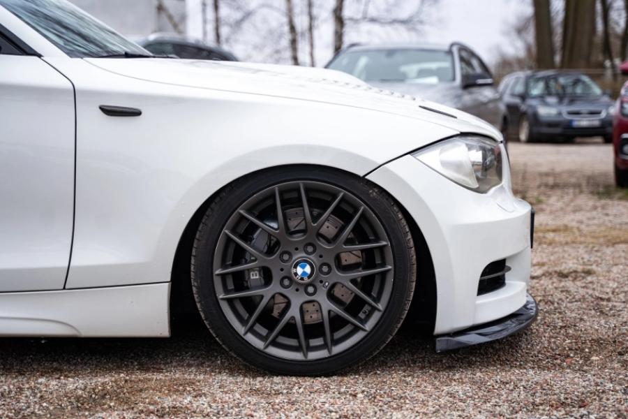 White BMW 135 2008 in Riga, with an engine capacity of 3.00 L and mileage of 104 thousand km for 18500 €, photo 35 on AUTOMOTO.COM.LV