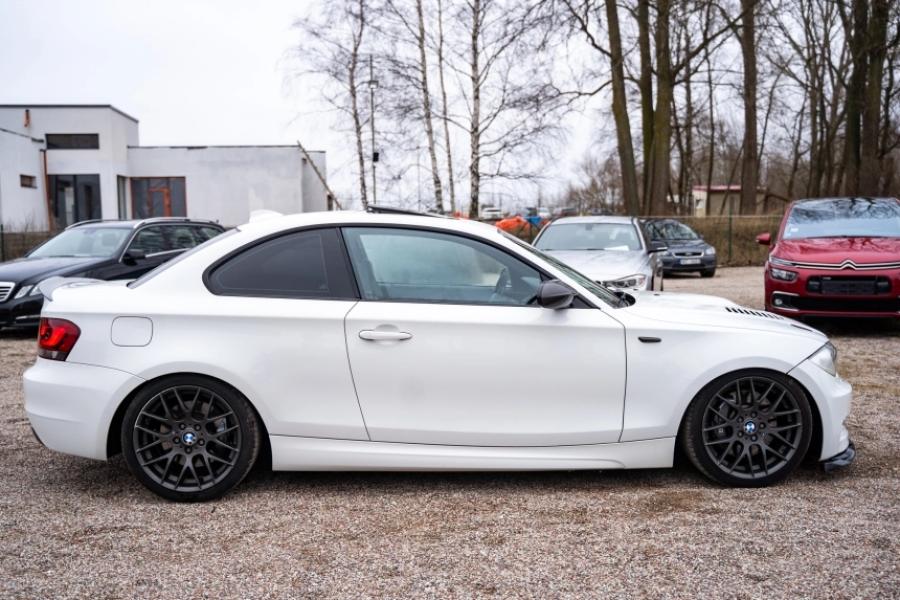 White BMW 135 2008 in Riga, with an engine capacity of 3.00 L and mileage of 104 thousand km for 18500 €, photo 36 on AUTOMOTO.COM.LV