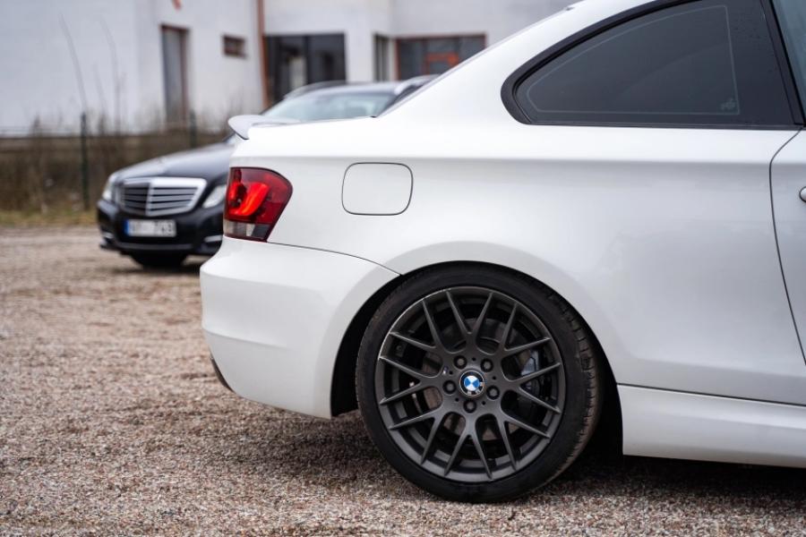 White BMW 135 2008 in Riga, with an engine capacity of 3.00 L and mileage of 104 thousand km for 18500 €, photo 37 on AUTOMOTO.COM.LV