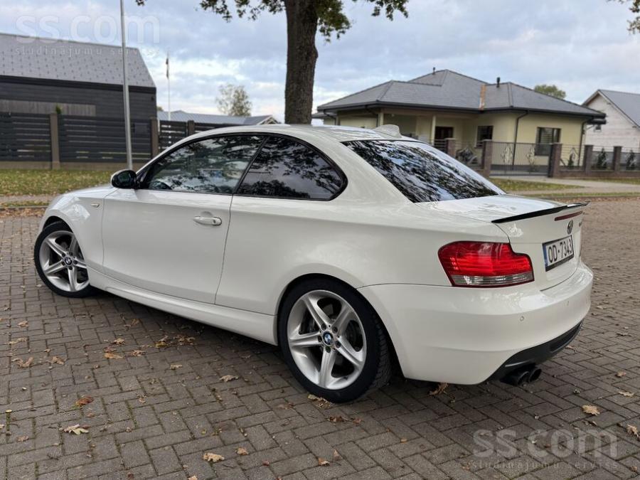 White BMW 135 2009 in Valmiera, with an engine capacity of 3.00 L and mileage of 269 thousand km for 13990 €, photo 17 on AUTOMOTO.COM.LV