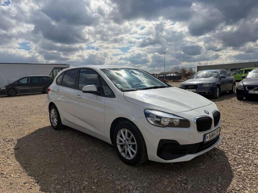 White BMW 216 Active Tourer 2020 in Siauliai, with an engine capacity of 1.50 L and mileage of 262 thousand km for 8900 €, photo 4 on AUTOMOTO.COM.LV
