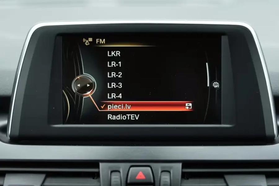 Melns BMW 216 2016 Liepāja, ar dzinēja tilpumu 1.50 L un nobraukumu 255 tūkst. km par 11950 €, foto 26 vietnē AUTOMOTO.COM.LV