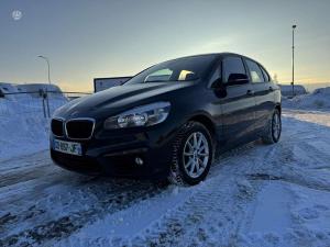 Melns BMW 218 Active Tourer 2015 Tauragė, ar dzinēja tilpumu 2.00 L un nobraukumu 220 tūkst. km par 6500 €, foto  vietnē AUTOMOTO.COM.LV