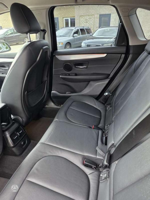 Melns BMW 218 Active Tourer 2015 Tauragė, ar dzinēja tilpumu 2.00 L un nobraukumu 180 tūkst. km par 7999 €, foto 10 vietnē AUTOMOTO.COM.LV