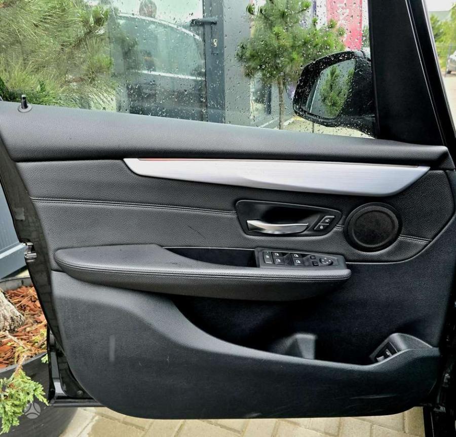 Melns BMW 218 Active Tourer 2015 Tauragė, ar dzinēja tilpumu 2.00 L un nobraukumu 184 tūkst. km par 9500 €, foto 30 vietnē AUTOMOTO.COM.LV