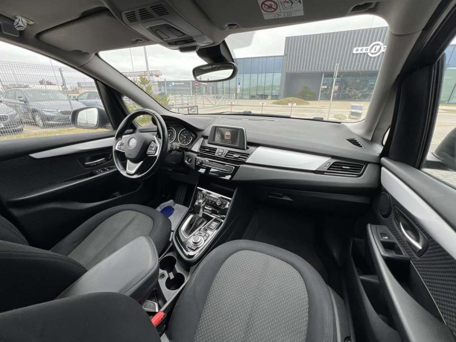Pelēks BMW 218 Active Tourer 2016 Šauļi, ar dzinēja tilpumu 2.00 L un nobraukumu 218 tūkst. km par 7900 €, foto 24 vietnē AUTOMOTO.COM.LV