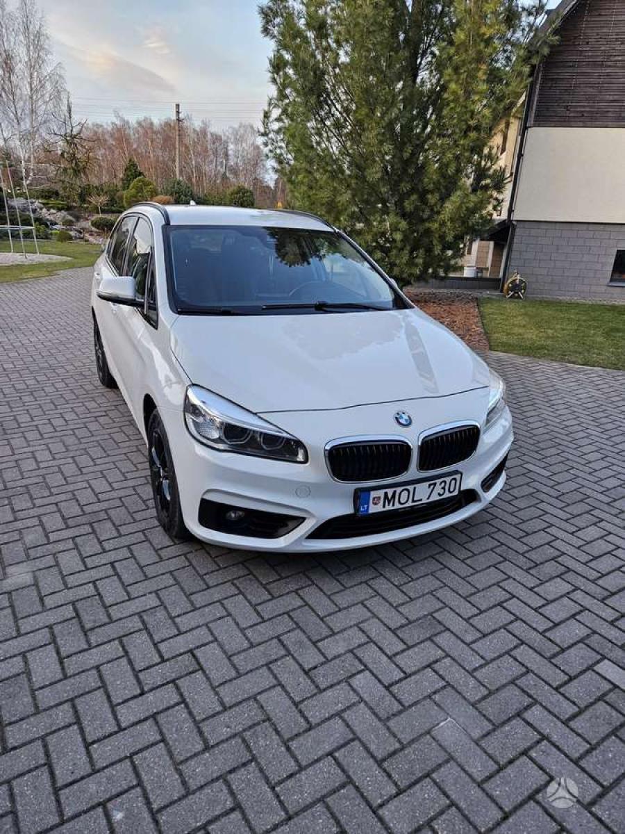 White BMW 218 Active Tourer 2018 in Utena, with an engine capacity of 2.00 L and mileage of 203 thousand km for 12999 €, photo 4 on AUTOMOTO.COM.LV
