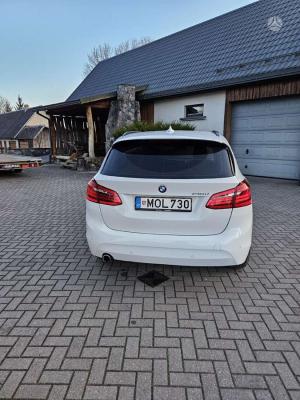 White BMW 218 Active Tourer 2018 in Utena, with an engine capacity of 2.00 L and mileage of 203 thousand km for 12999 €, photo 6 on AUTOMOTO.COM.LV