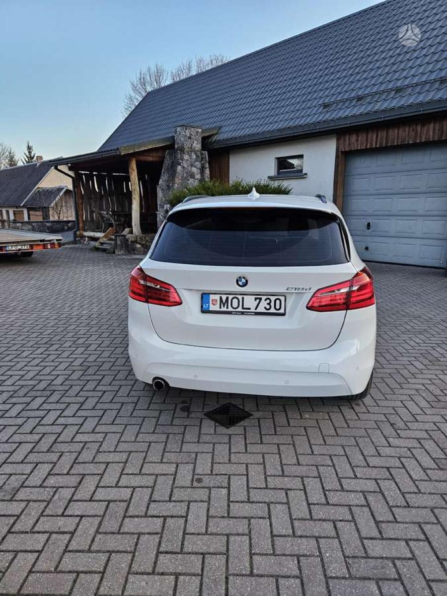 White BMW 218 Active Tourer 2018 in Utena, with an engine capacity of 2.00 L and mileage of 203 thousand km for 12999 €, photo 6 on AUTOMOTO.COM.LV