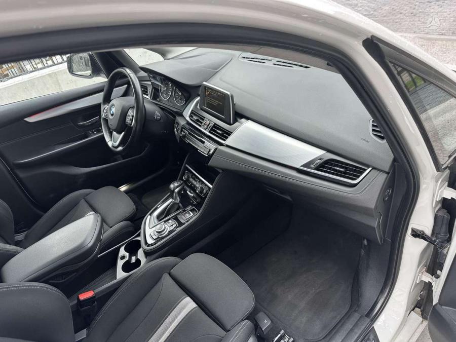Белый БМВ 218 Active Tourer 2015 в Каунас, объемом двигателя 2.00 л и пробегом 128 тыс. км за 9980 €, фото 10 на AUTOMOTO.COM.LV