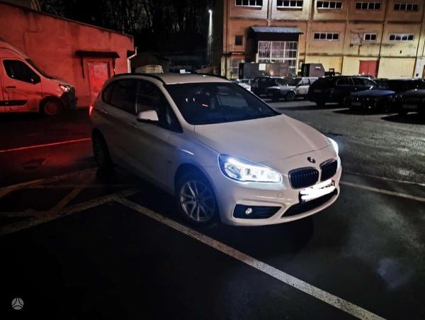 White BMW 218 Active Tourer 2016 in Vilnius, with an engine capacity of 2.00 L and mileage of 267 thousand km for 8950 €, photo 2 on AUTOMOTO.COM.LV