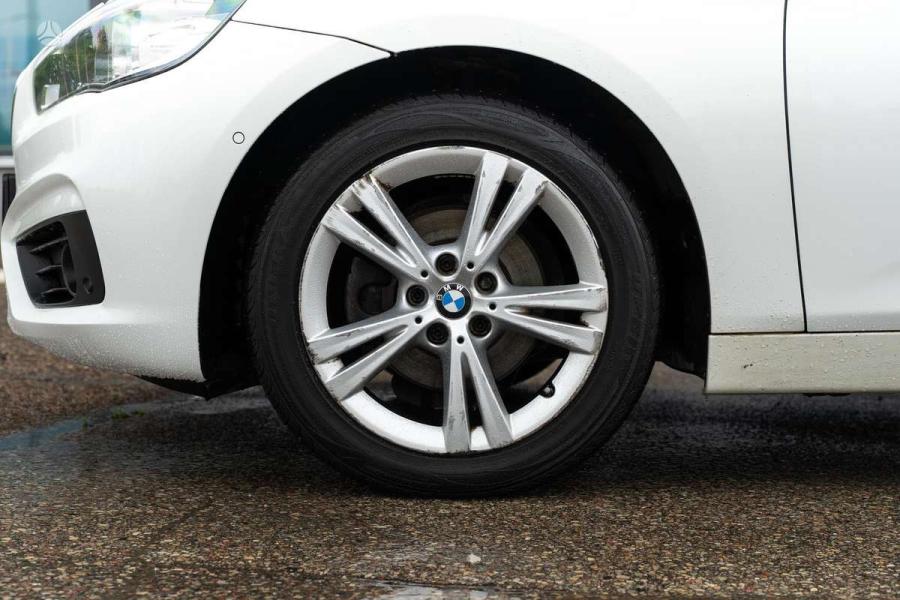 White BMW 218 Active Tourer 2016 in Vilnius, with an engine capacity of 2.00 L and mileage of 113 thousand km for 9999 €, photo 8 on AUTOMOTO.COM.LV