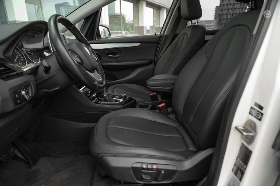 White BMW 218 Active Tourer 2016 in Vilnius, with an engine capacity of 2.00 L and mileage of 113 thousand km for 9999 €, photo 10 on AUTOMOTO.COM.LV
