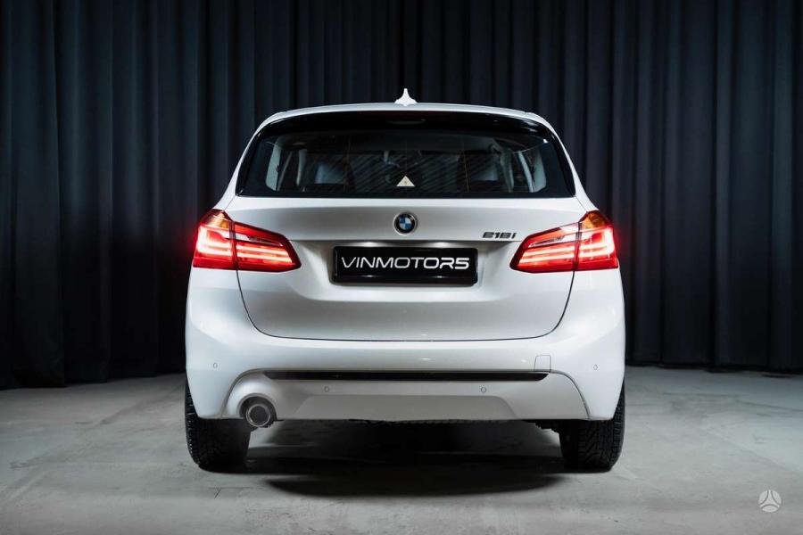 White BMW 218 Active Tourer 2018 in Vilnius, with an engine capacity of 1.50 L and mileage of 112 thousand km for 11500 €, photo 5 on AUTOMOTO.COM.LV