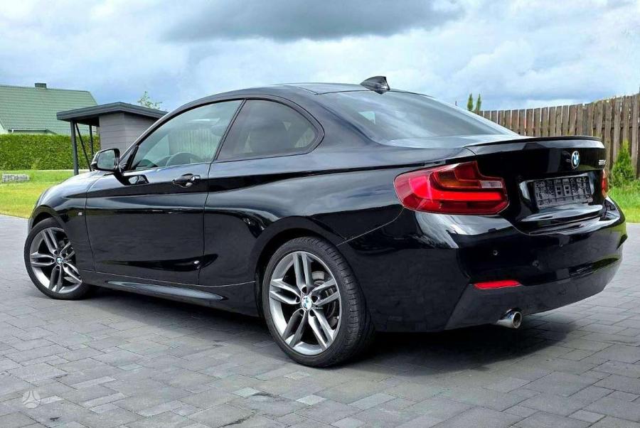 Black BMW 218 2015 in Vilnius, with an engine capacity of 2.00 L and mileage of 179 thousand km for 12250 €, photo 4 on AUTOMOTO.COM.LV