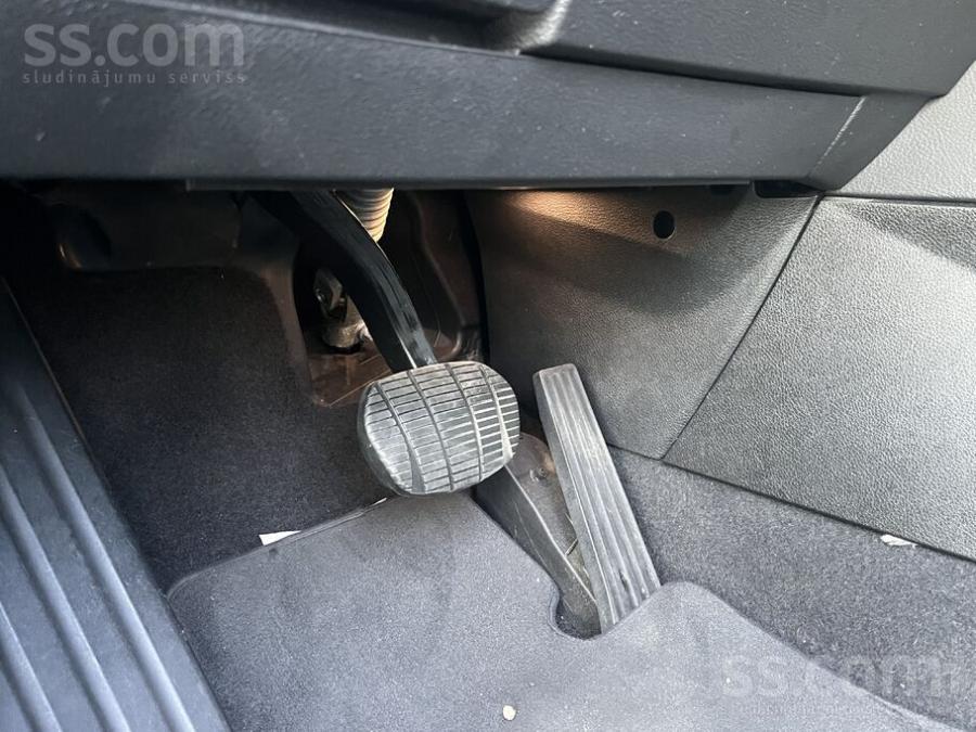 Black BMW 218 2015 in Riga, with an engine capacity of 2.00 L and mileage of 183 thousand km for 10200 €, photo 7 on AUTOMOTO.COM.LV