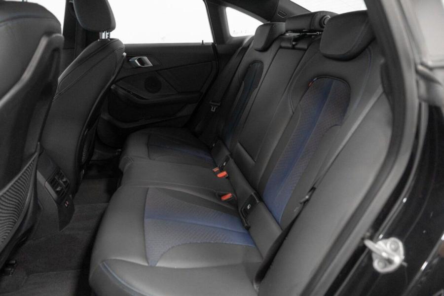 Black BMW 218 2022 in Vilnius, with an engine capacity of 2.00 L and mileage of 81 thousand km for 22900 €, photo 7 on AUTOMOTO.COM.LV