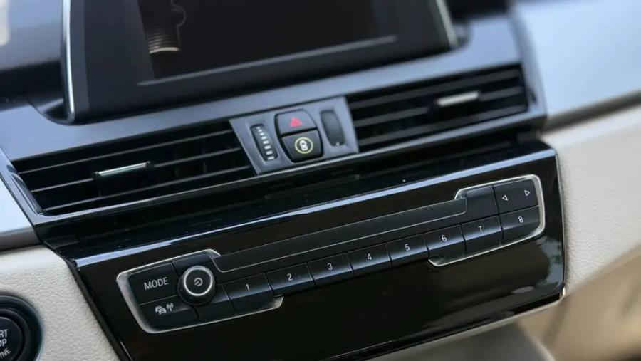 Zils BMW 218 2016 Jelgava, ar dzinēja tilpumu 2.00 L un nobraukumu 289 tūkst. km par 8990 €, foto 25 vietnē AUTOMOTO.COM.LV
