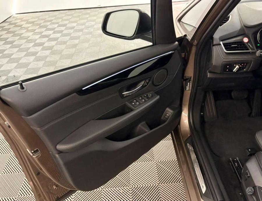 Brown BMW 218 2018 in Marijampole, with an engine capacity of 2.00 L and mileage of 205 thousand km for 12750 €, photo 10 on AUTOMOTO.COM.LV