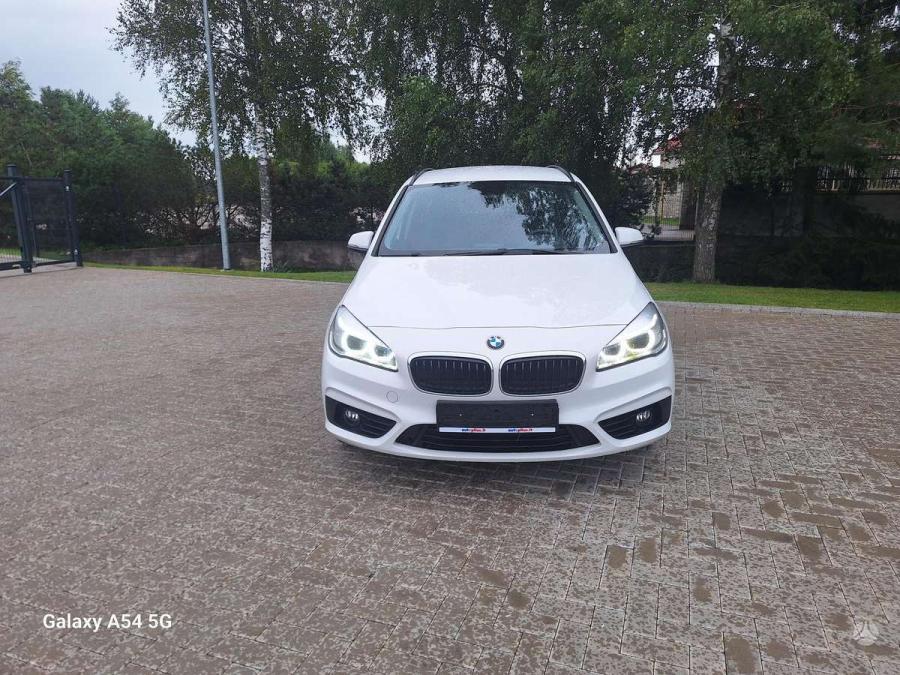 White BMW 218 Gran Tourer 2016 in Kaunas, with an engine capacity of 2.00 L and mileage of 230 thousand km for 8650 €, photo 3 on AUTOMOTO.COM.LV