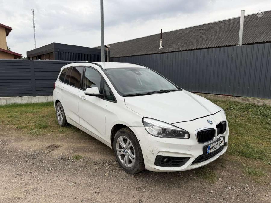 White BMW 218 Gran Tourer 2017 in Vilnius, with an engine capacity of 0.00 L and mileage of 181 thousand km for 6100 €, photo 3 on AUTOMOTO.COM.LV
