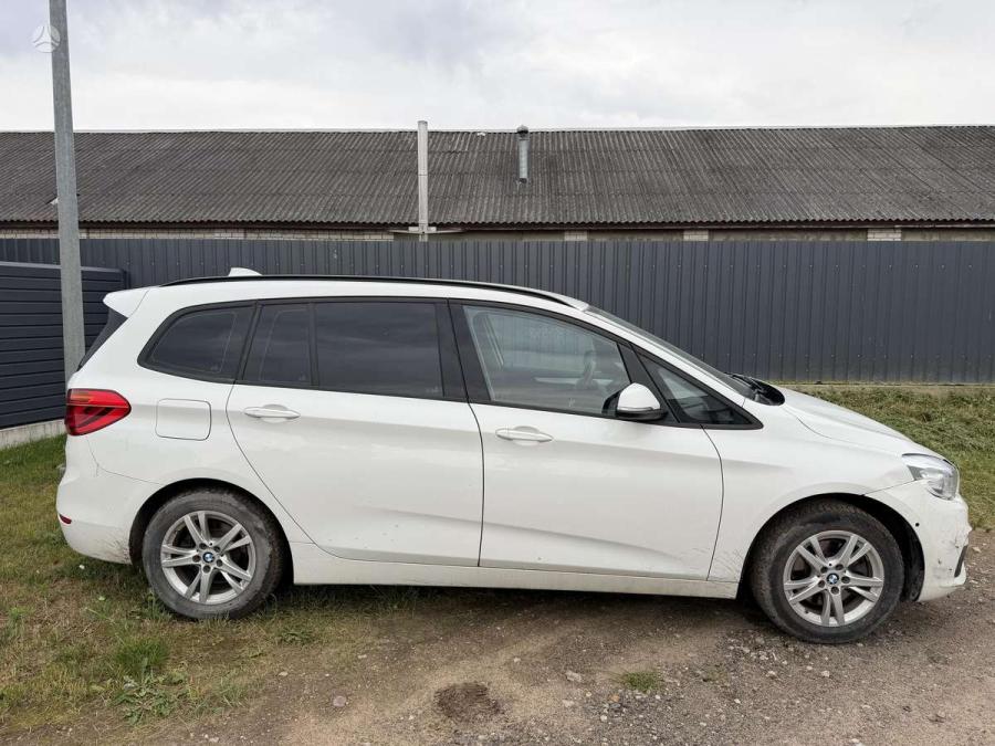White BMW 218 Gran Tourer 2017 in Vilnius, with an engine capacity of 0.00 L and mileage of 181 thousand km for 6100 €, photo 4 on AUTOMOTO.COM.LV