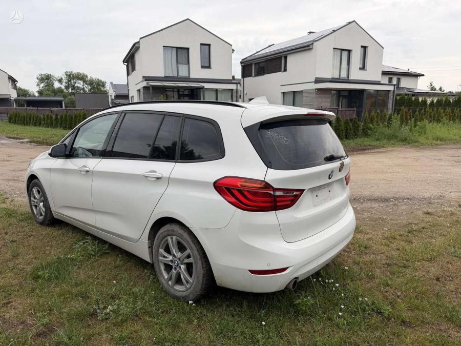 White BMW 218 Gran Tourer 2017 in Vilnius, with an engine capacity of 0.00 L and mileage of 181 thousand km for 6100 €, photo 7 on AUTOMOTO.COM.LV