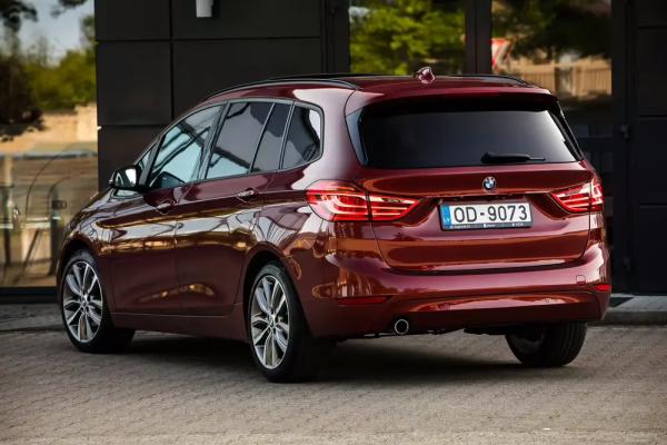 Red BMW 218 2015 in Jelgava, with an engine capacity of 1.80 L and mileage of 293 thousand km for 9400 €, photo 4 on AUTOMOTO.COM.LV