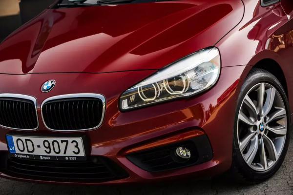 Red BMW 218 2015 in Jelgava, with an engine capacity of 1.80 L and mileage of 293 thousand km for 9400 €, photo 6 on AUTOMOTO.COM.LV