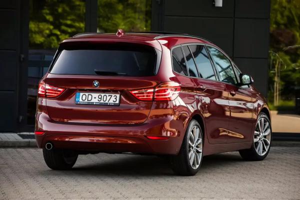 Red BMW 218 2015 in Jelgava, with an engine capacity of 1.80 L and mileage of 293 thousand km for 9400 €, photo 10 on AUTOMOTO.COM.LV