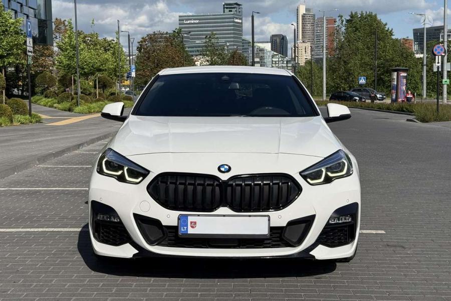 White BMW 218 2022 in Vilnius, with an engine capacity of 1.50 L and mileage of 87 thousand km for 24500 €, photo 7 on AUTOMOTO.COM.LV