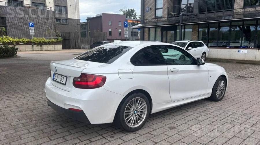 White BMW 220 2015 in Riga, with an engine capacity of 2.00 L and mileage of 116 thousand km for 17000 €, photo 8 on AUTOMOTO.COM.LV