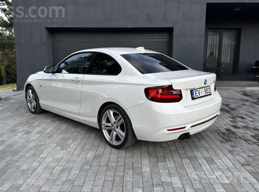 White BMW 220 2015 in Jelgava, with an engine capacity of 2.00 L and mileage of 194 thousand km for 12790 €, photo 5 on AUTOMOTO.COM.LV