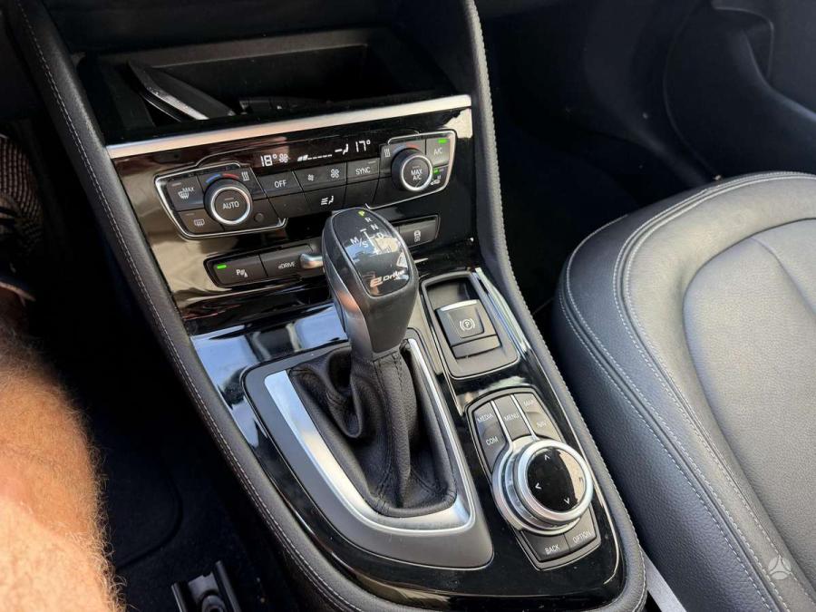 Pelēks BMW 225 Active Tourer 2017 Tauragė, ar dzinēja tilpumu 1.50 L un nobraukumu 71 tūkst. km par 9900 €, foto 17 vietnē AUTOMOTO.COM.LV