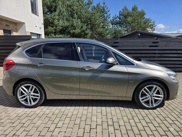 BMW 225 Active Tourer 2015 in Vilnius on AUTOMOTO.COM.LV Grey BMW 225 Active Tourer 2015 in Vilnius, with an engine capacity of 2.00 L and mileage of 253 thousand km for 8450 €, photo 6 on AUTOMOTO.COM.LV