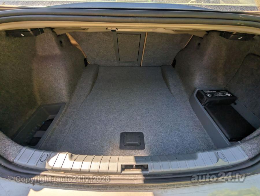 Smilšu krāsa BMW 3 Series 2009 Kuresāre, ar dzinēja tilpumu 2.00 L un nobraukumu 179 tūkst. km par 2800 €, foto 11 vietnē AUTOMOTO.COM.LV