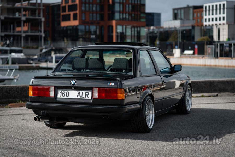 Black BMW 3 Series 1985 in Tallinn, with an engine capacity of 2.00 L and mileage of 316 thousand km for 19890 €, photo 6 on AUTOMOTO.COM.LV