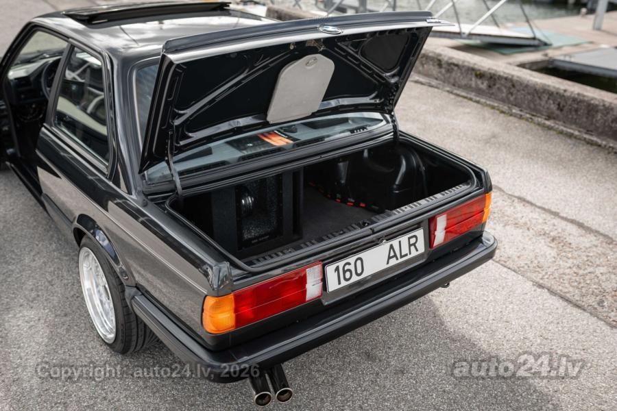 Black BMW 3 Series 1985 in Tallinn, with an engine capacity of 2.00 L and mileage of 316 thousand km for 19890 €, photo 15 on AUTOMOTO.COM.LV