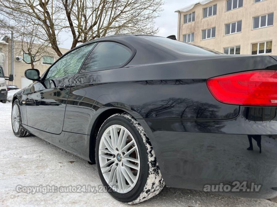Melns BMW 3 Series 2010 Narva, ar dzinēja tilpumu 2.00 L un nobraukumu 317 tūkst. km par 4999 €, foto 19 vietnē AUTOMOTO.COM.LV
