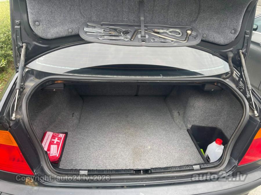 Melns BMW 3 Series 2000 Tallina, ar dzinēja tilpumu 1.90 L un nobraukumu 242 tūkst. km par 1200 €, foto 8 vietnē AUTOMOTO.COM.LV